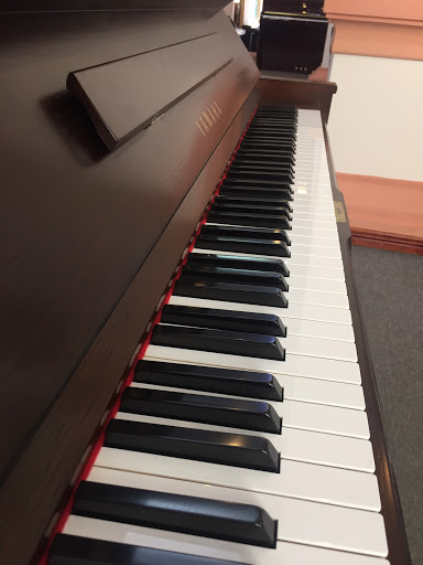 Piano Yamaha W105 - giá đàn piano yamaha cơ tại Nhạc Cụ Anton Musi